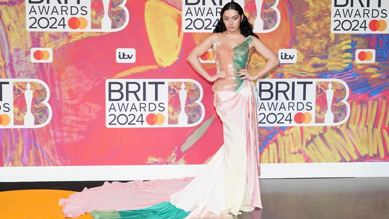 Brit Awards 2024, i look più glam delle pop star | Scarlet Boulevard