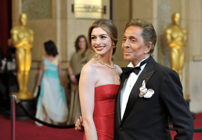 La storia del primo rosso Valentino | Scarlet Boulevard